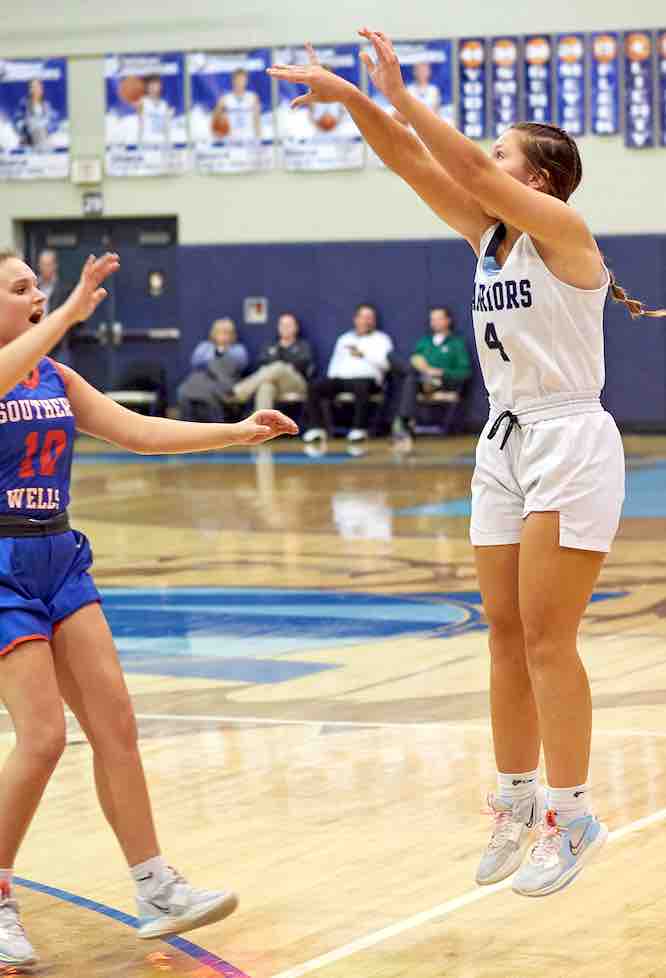 Lady Warriors cruise past Tigers, Raiders | West Bend News