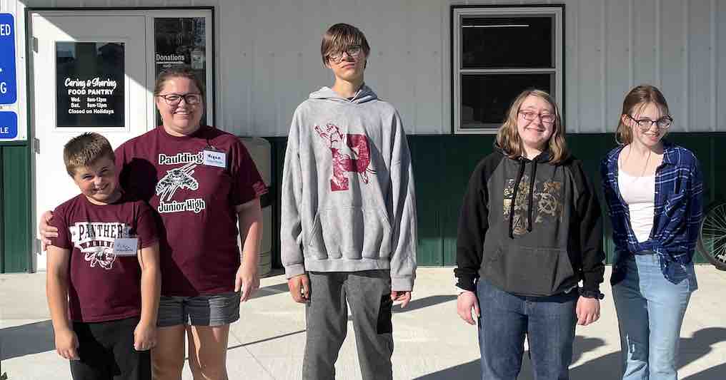 PJHS students volunteer at Caring & sharing food pantry | West Bend News